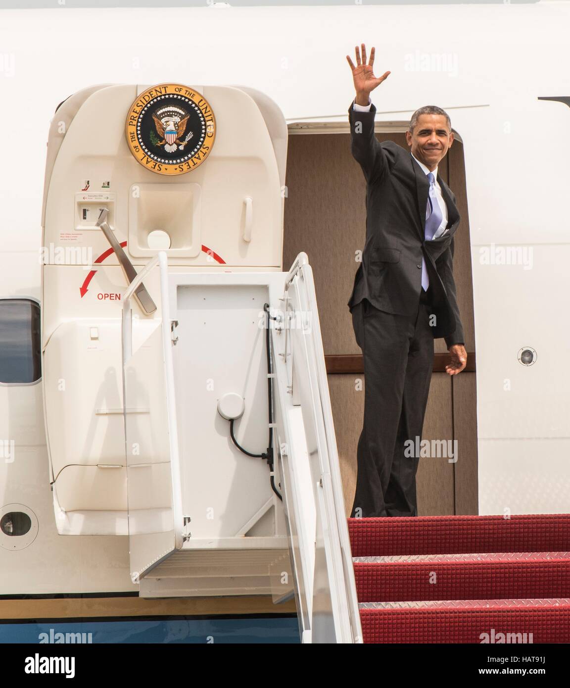 U.S. President Barack Obama waves to the crowd as he boards Air Force ...