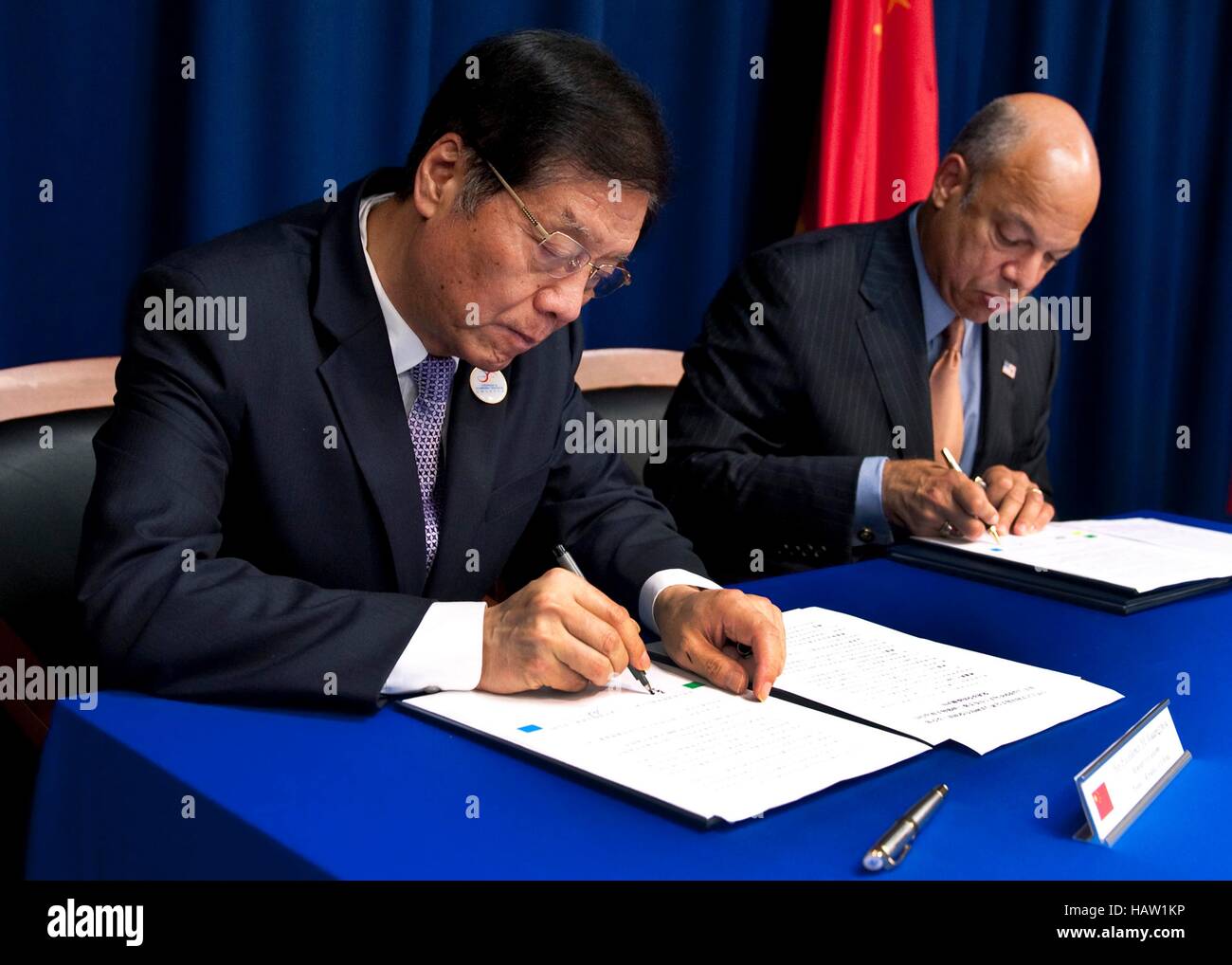 Expand sign hi-res stock photography and images - Alamy