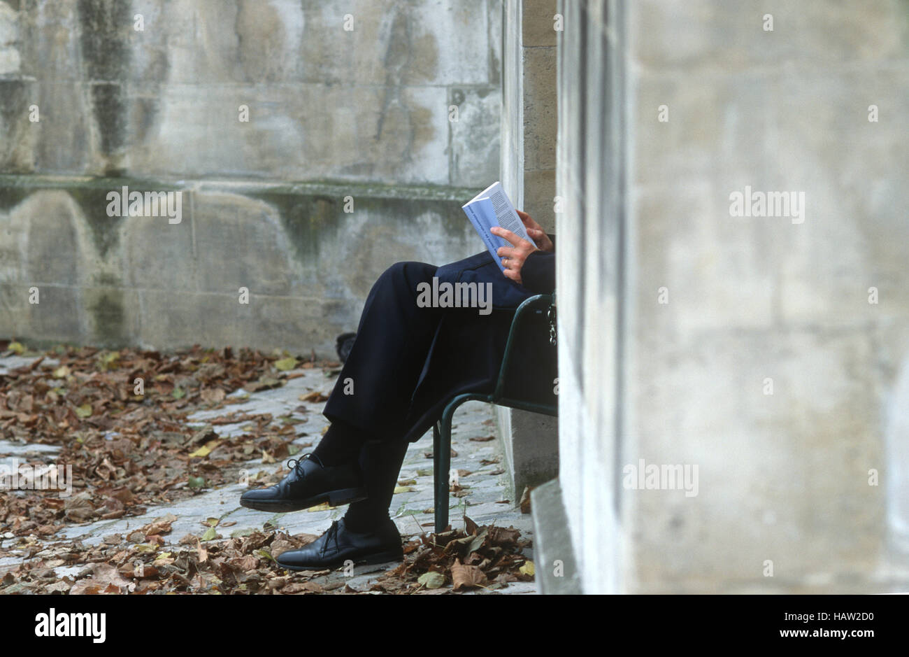 Man reading relaxed book hi-res stock photography and images - Alamy