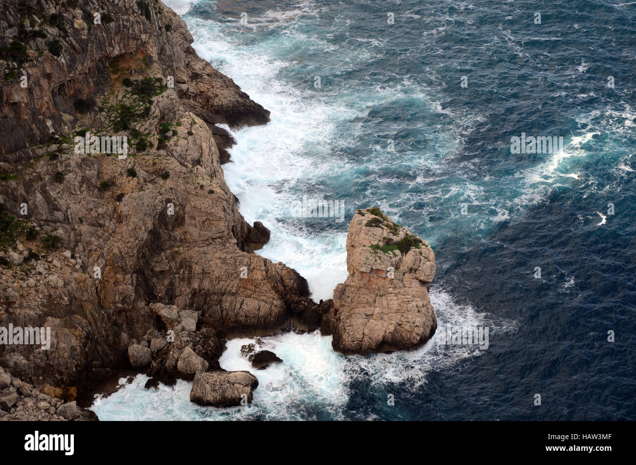 Cliff rocky hi-res stock photography and images - Alamy