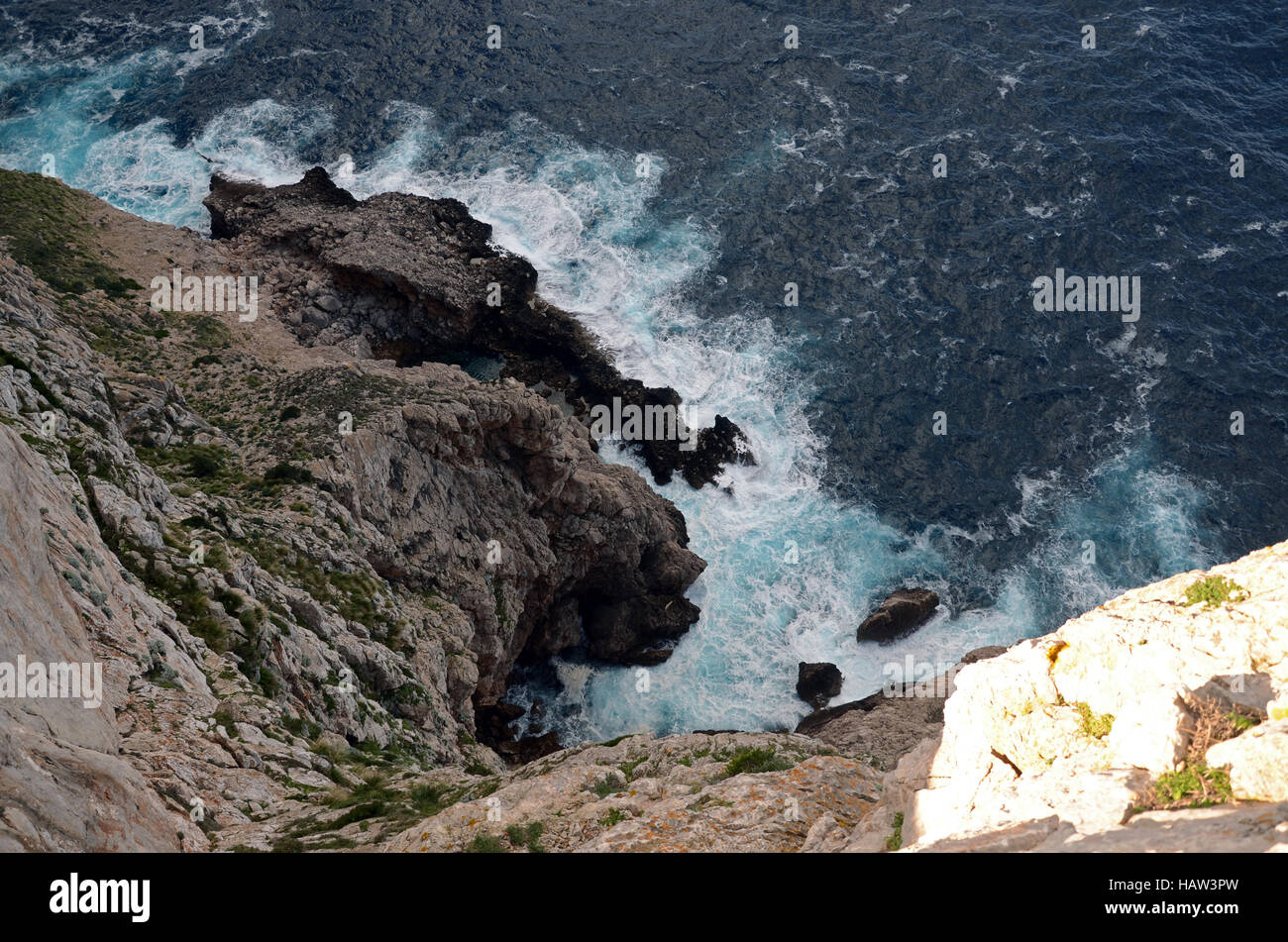 Cliff rocky hi-res stock photography and images - Alamy