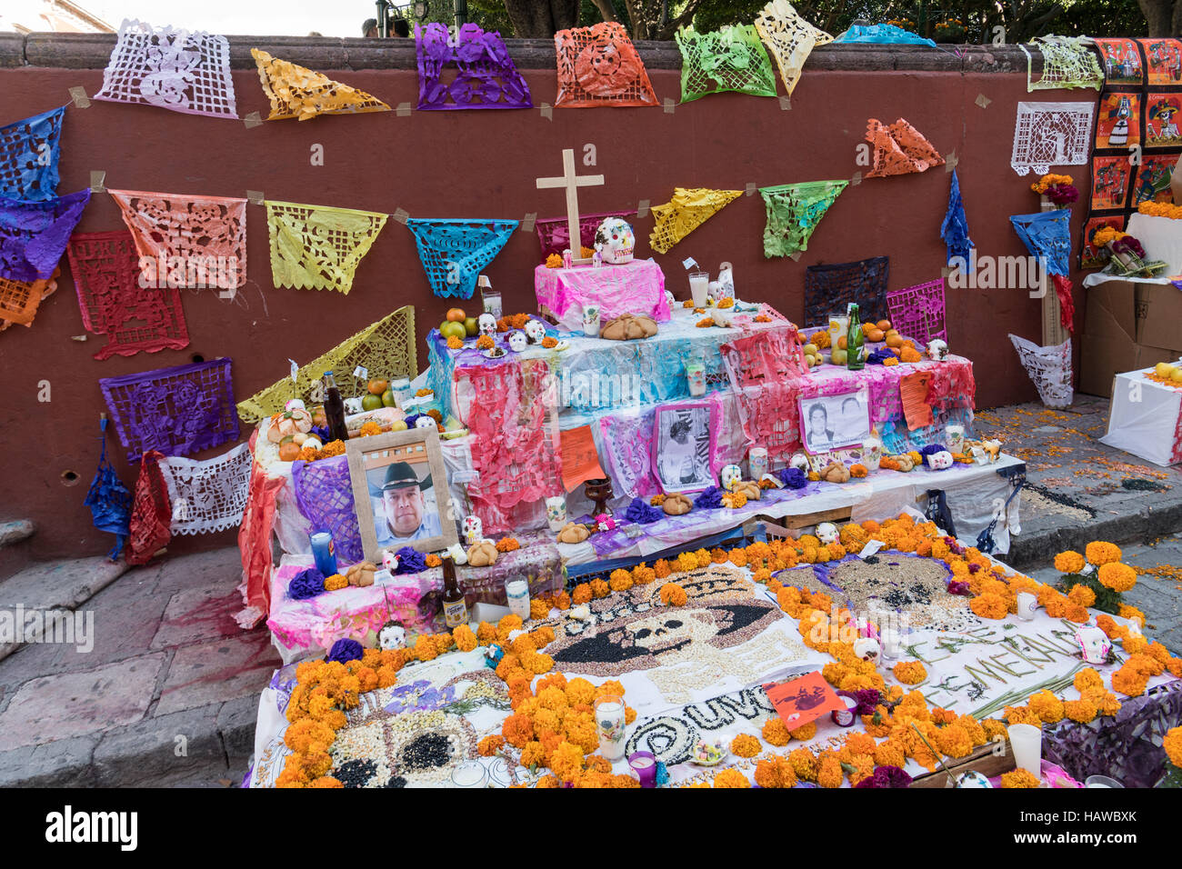 Mexico altar ofrendas paper flag hi-res stock photography and images ...