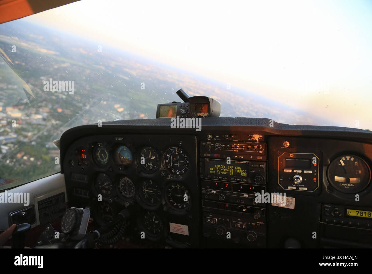 Cessna 172 cockpit hi-res stock photography and images - Alamy