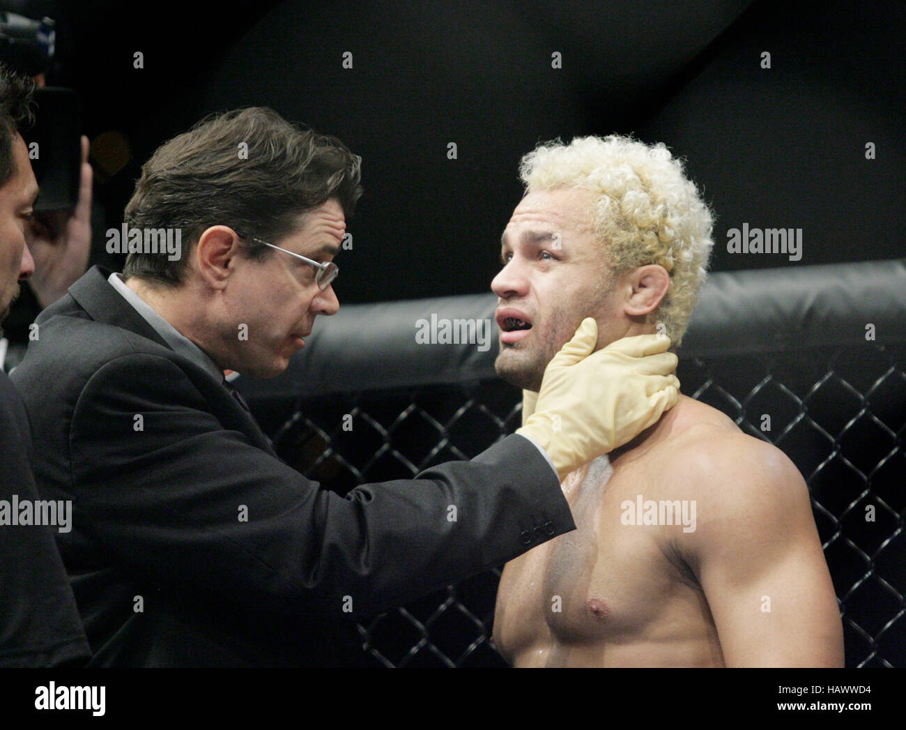 Mma fighting doctor hi-res stock photography and images - Alamy