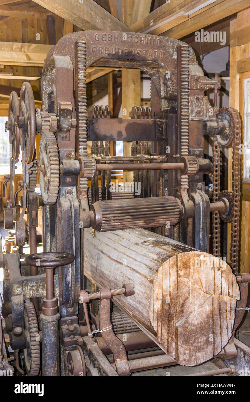 Head saw hi-res stock photography and images - Alamy