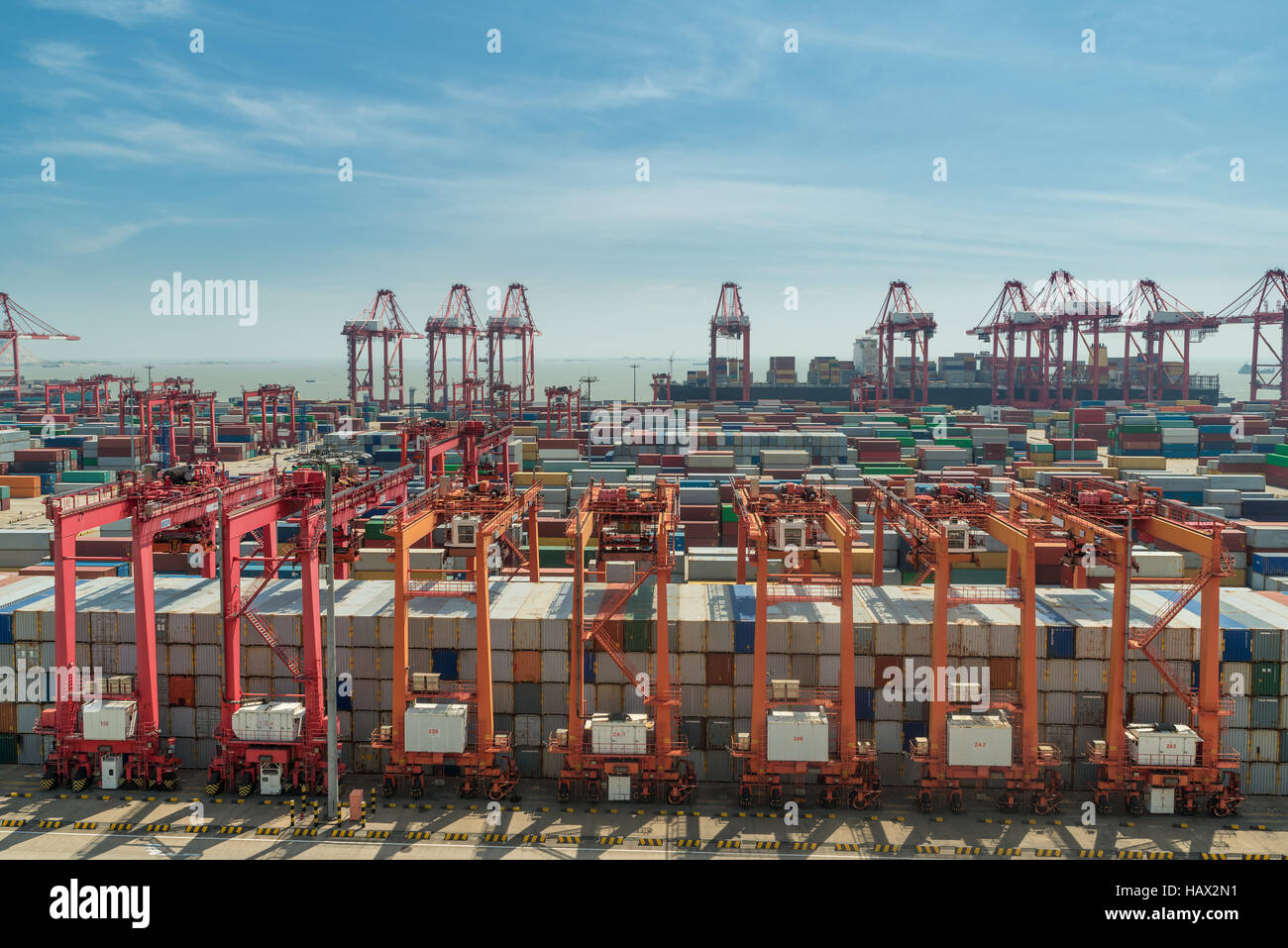 Shanghai container terminal hi-res stock photography and images - Alamy