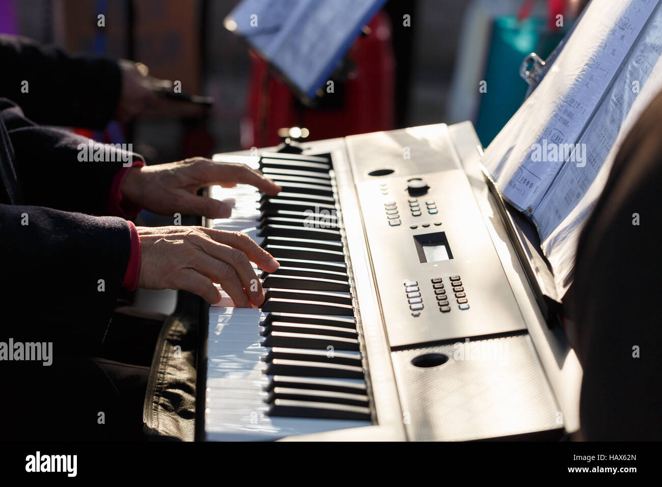 Electronic organ hi-res stock photography and images - Alamy
