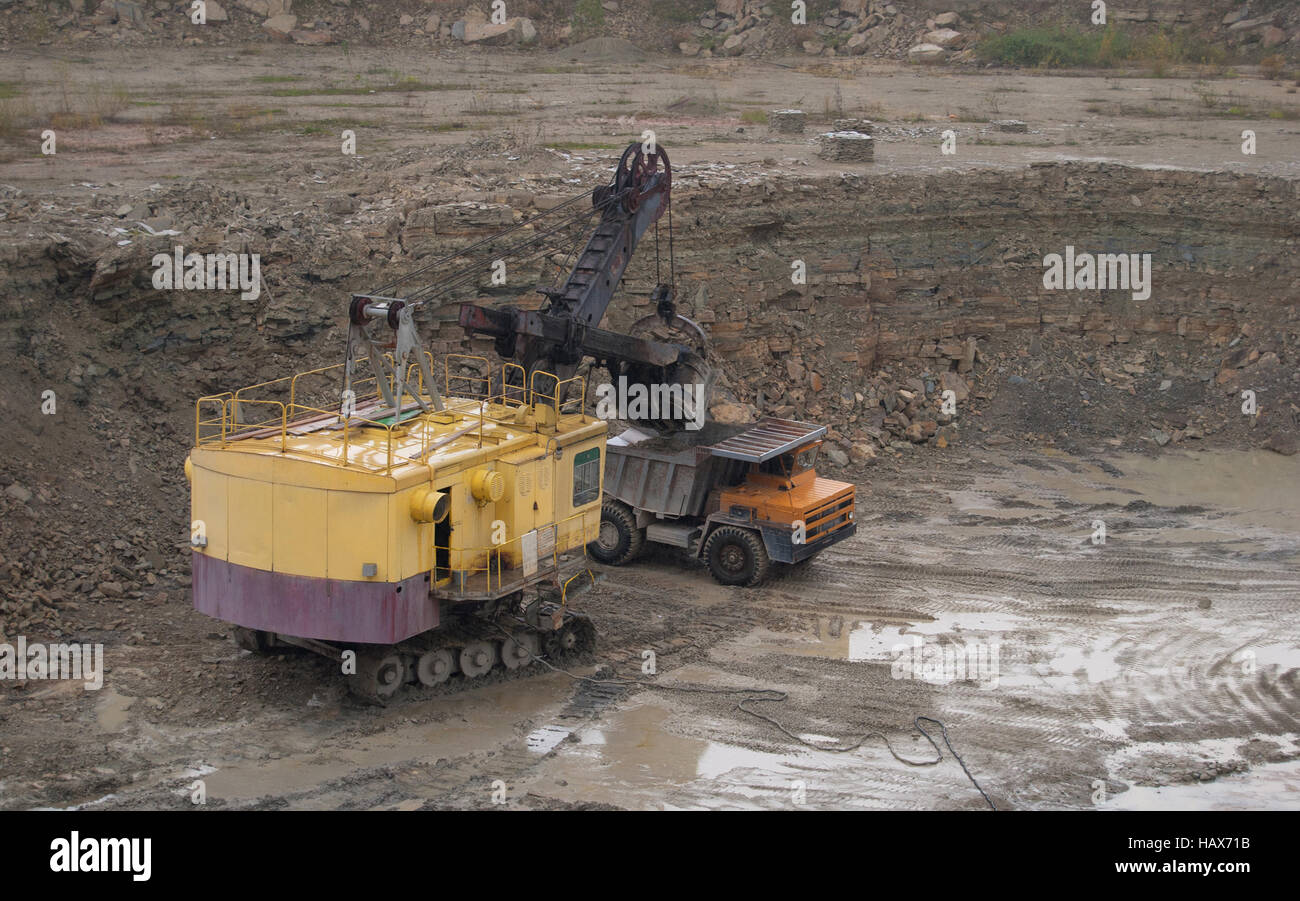 Mining Processing Plant - loading dump trucks Stock Photo - Alamy