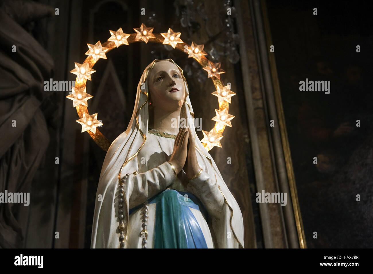 Madonna statue hi-res stock photography and images - Alamy