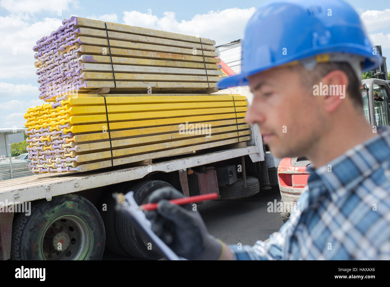 Next to lorry hi-res stock photography and images - Alamy