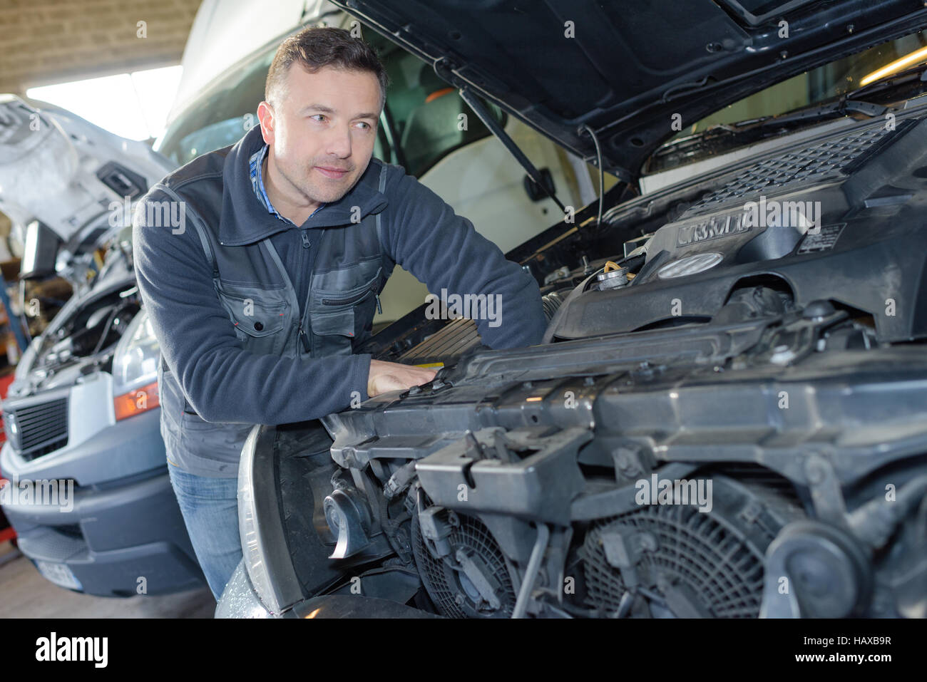 portrait of male mechanic at work in the garage Stock Photo - Alamy