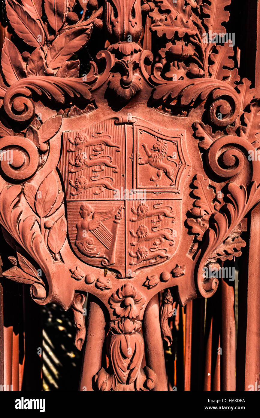 London fence emblem details on the Royal Park Stock Photo - Alamy