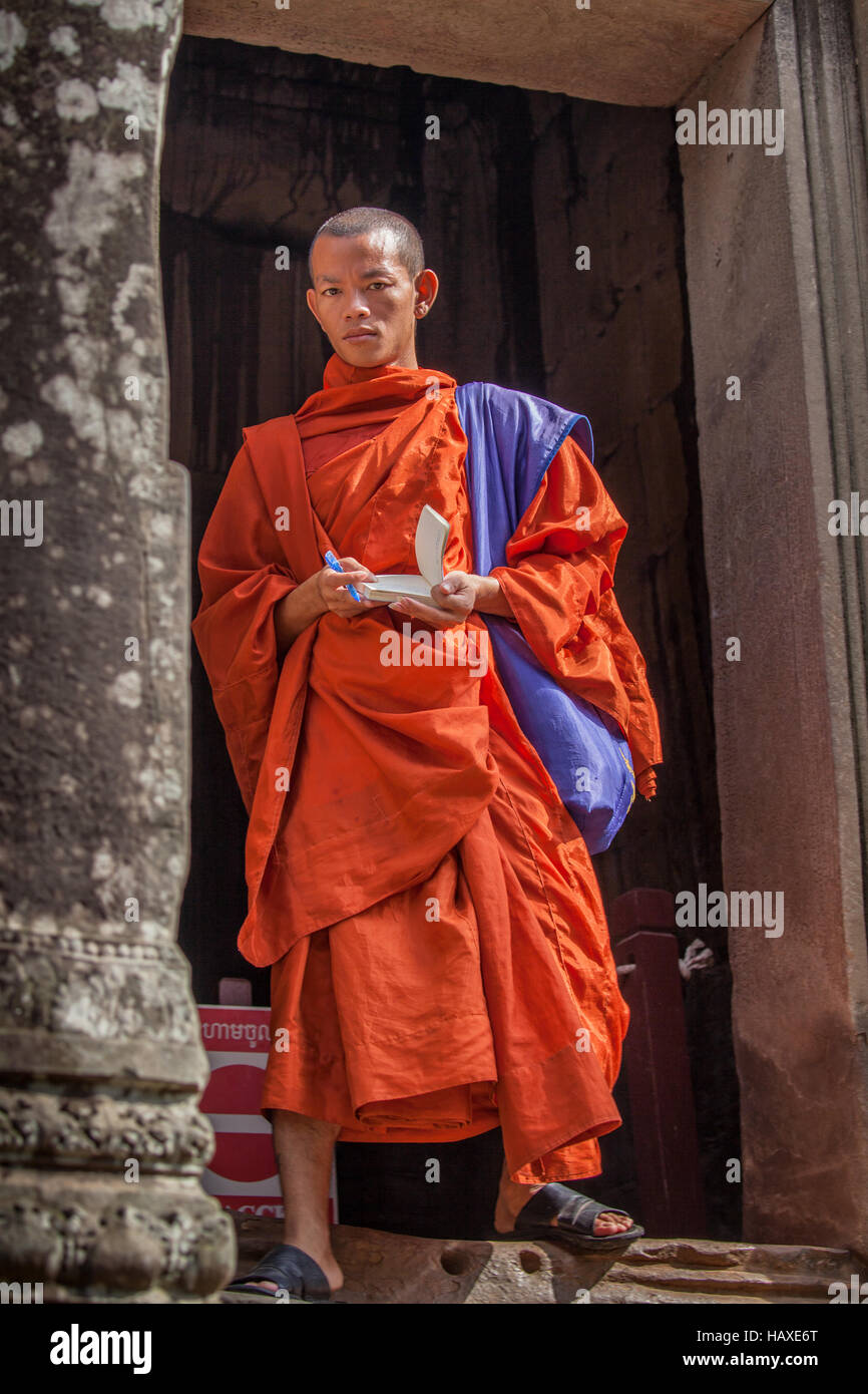 Priest buddhist temple worship hi-res stock photography and images - Alamy