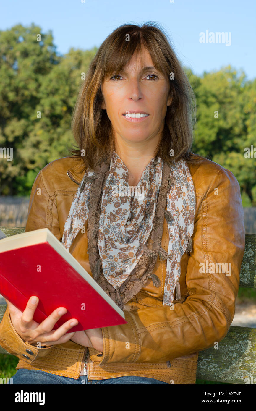 Woman book reading outside hi-res stock photography and images - Alamy