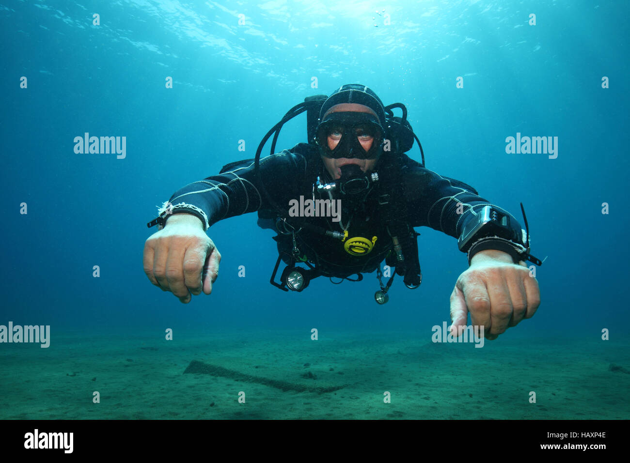 Professional diver at work underwater hi-res stock photography and ...