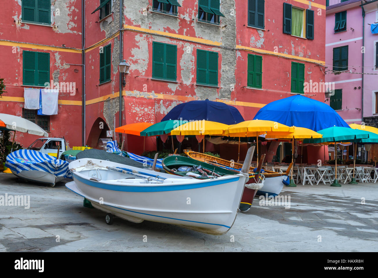 Tree with boat hi-res stock photography and images - Alamy