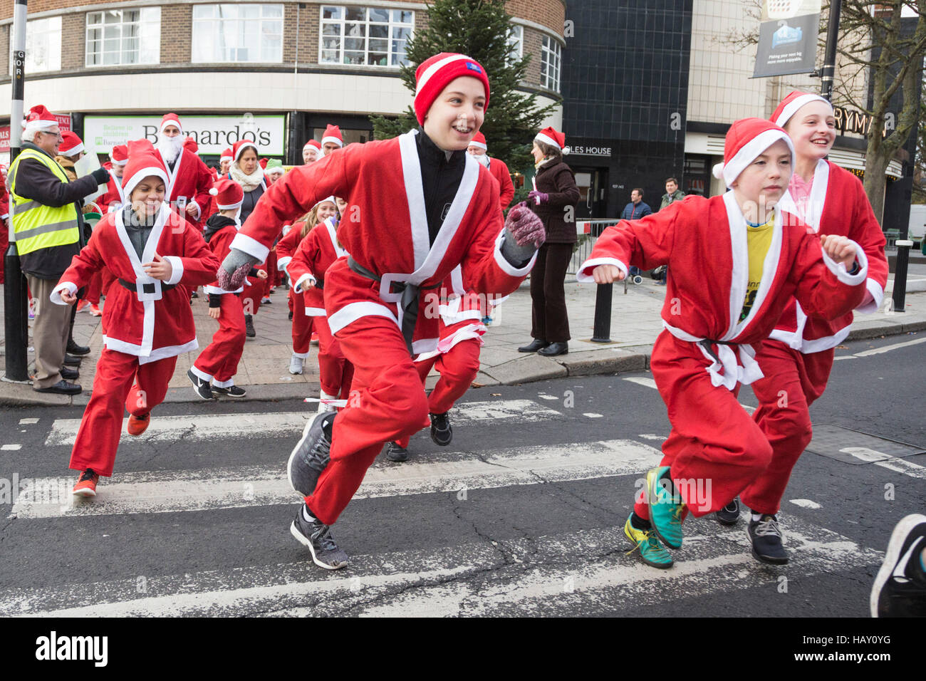 160 Santas of all ages take part in the 2016 Santa Dash in Muswell Hill ...