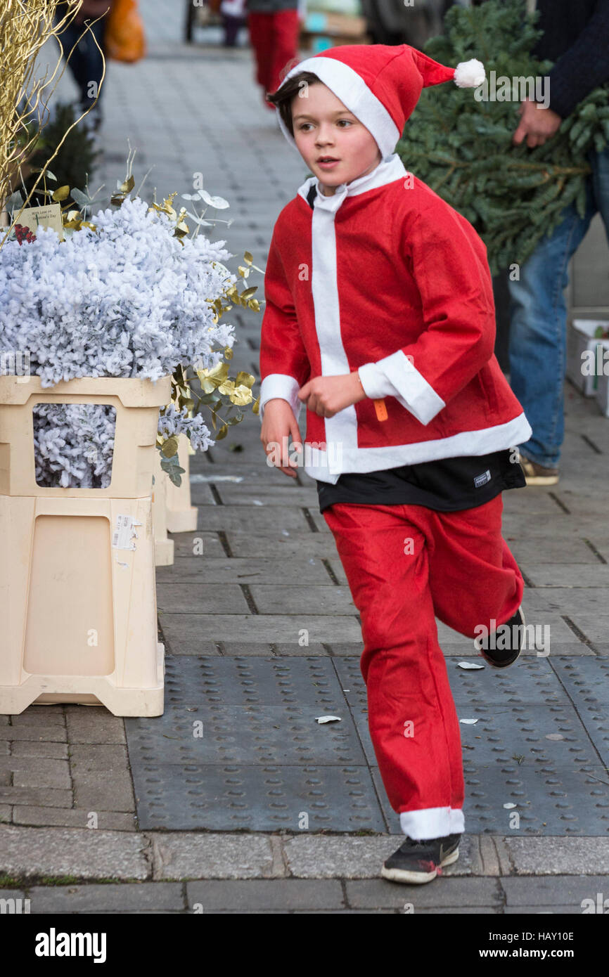 160 Santas of all ages take part in the 2016 Santa Dash in Muswell Hill ...
