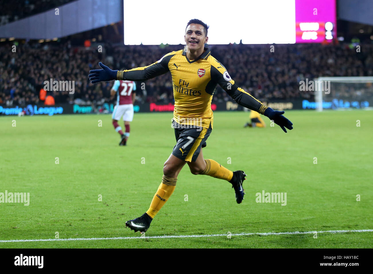 Arsenal's Alexis Sanchez celebrates scoring his side's second goal of ...