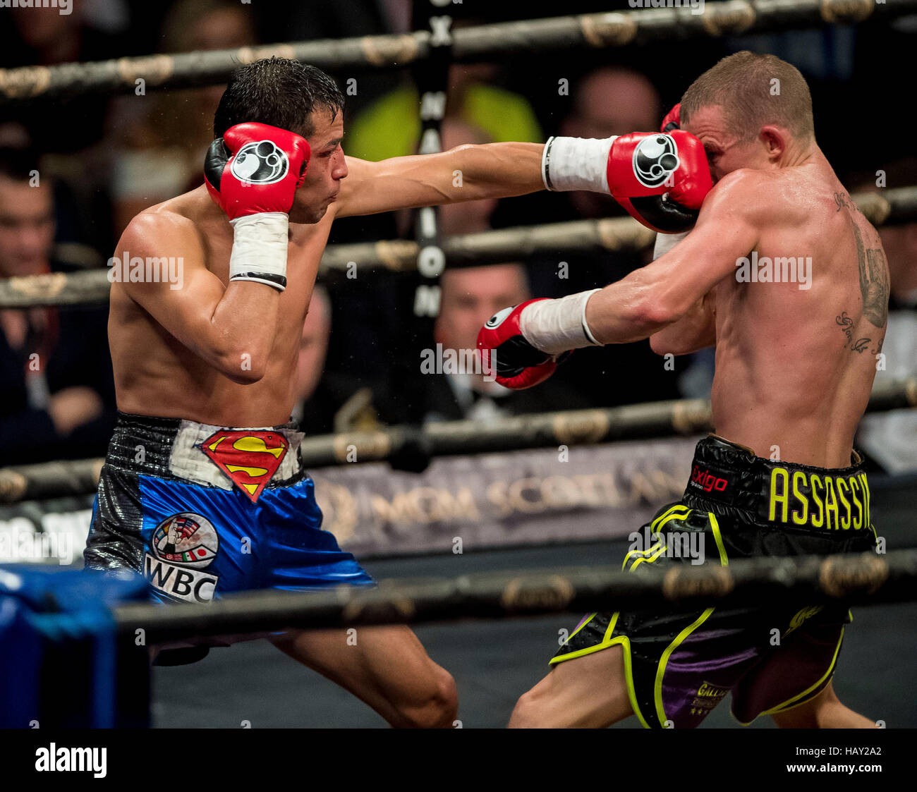 Paul Butler (right) fights Alexander Cazares in the Internacional ...