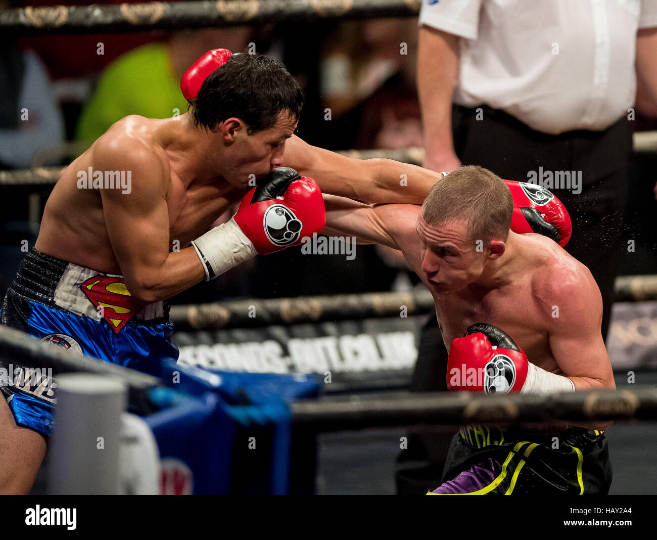 Paul Butler (right) fights Alexander Cazares in the Internacional ...