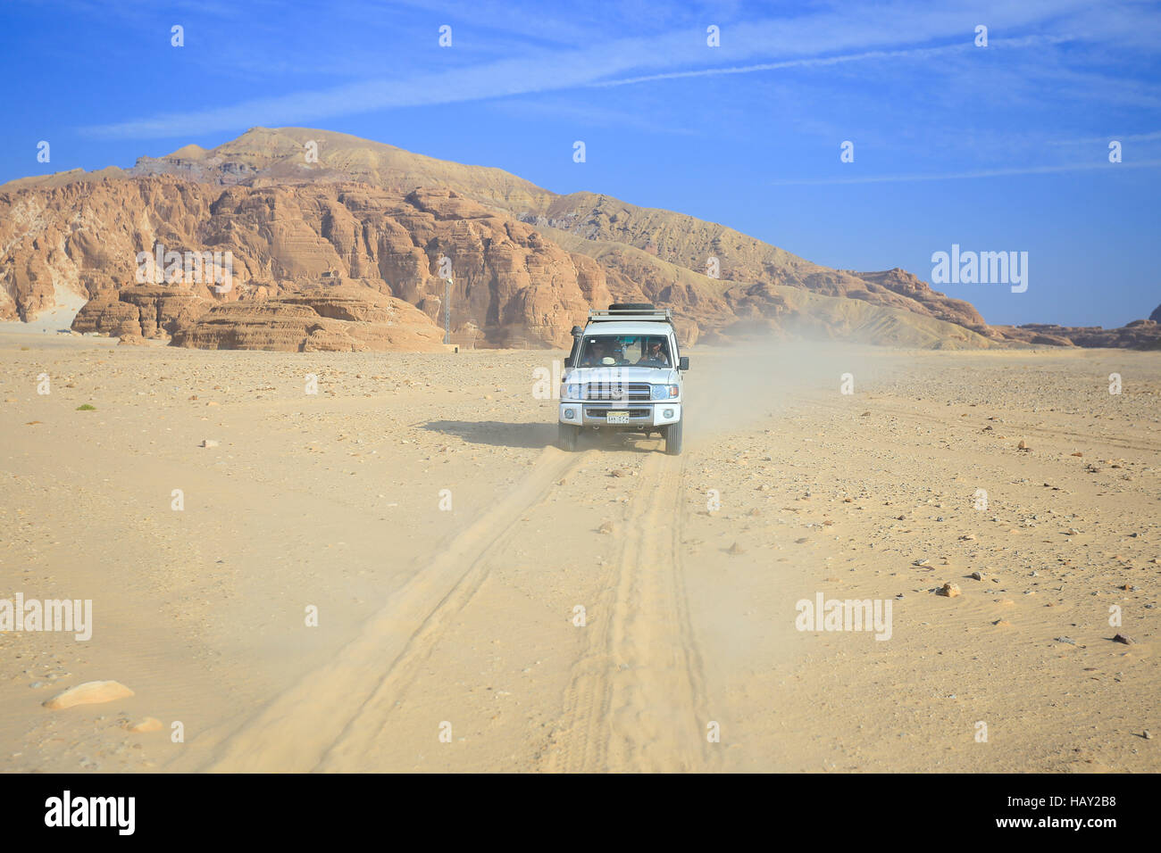 Off-road SUV Toyota Land Cruiser in the desert of Egypt Stock Photo - Alamy