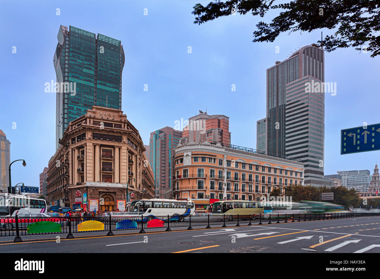 Skyscraper skyscrapers street hi-res stock photography and images - Alamy
