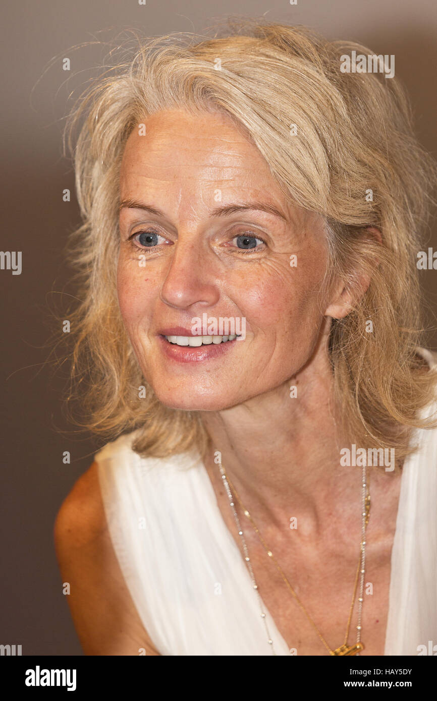 Lachelnde frauen hi-res stock photography and images - Alamy