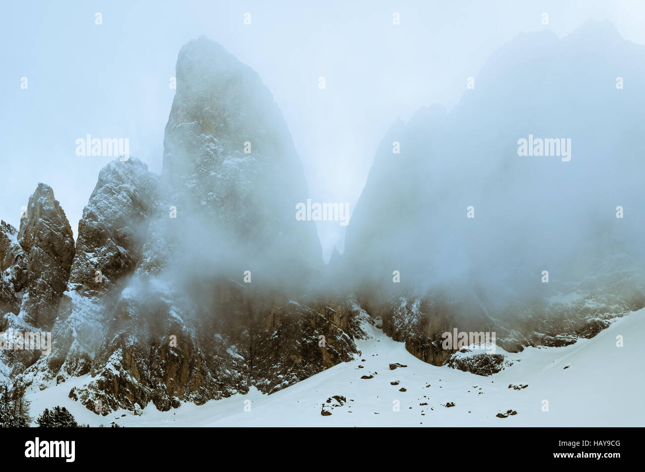 Berg im nebel hi-res stock photography and images - Alamy