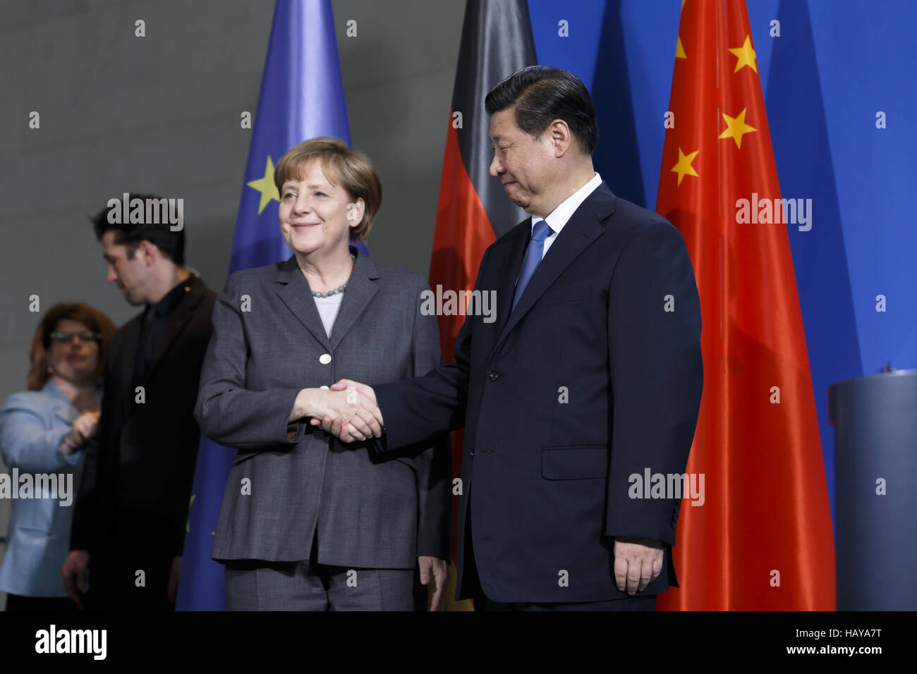 Xi Jinping meets Merkel in berlin Stock Photo - Alamy