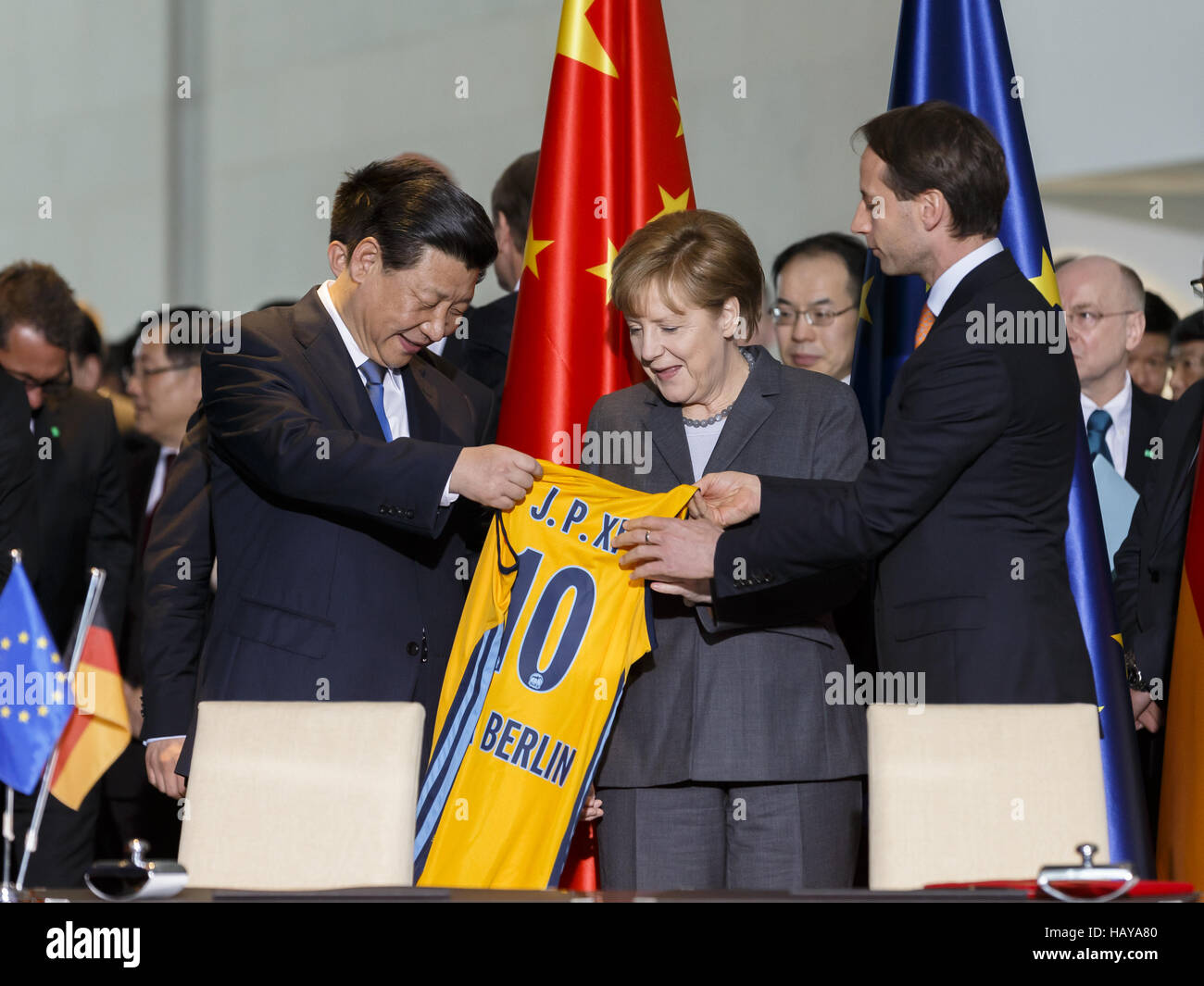 Xi Jinping meets Merkel in berlin Stock Photo - Alamy