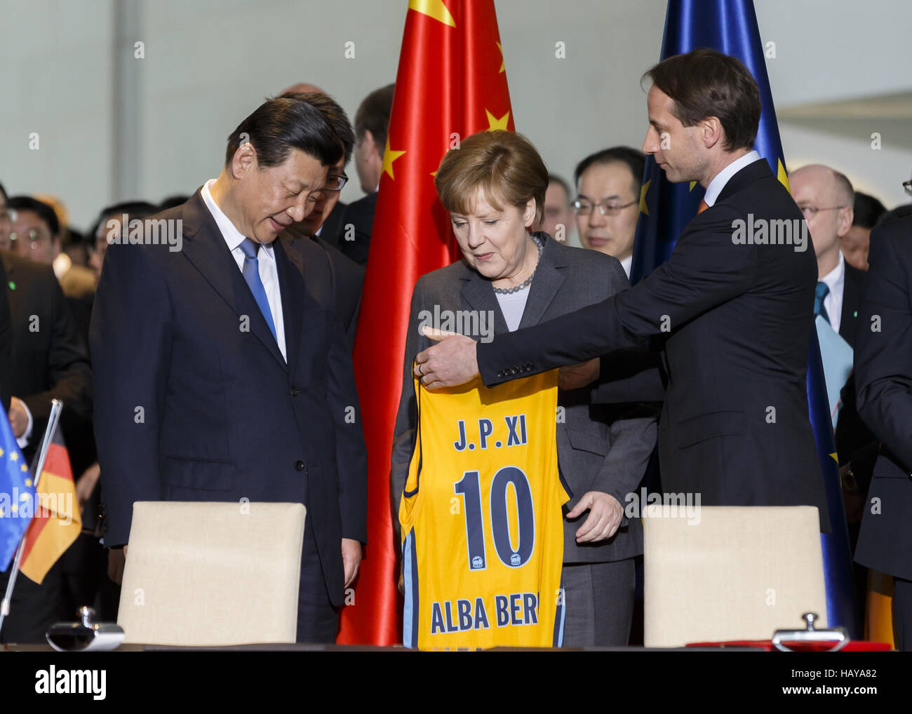 Xi Jinping meets Merkel in berlin Stock Photo - Alamy