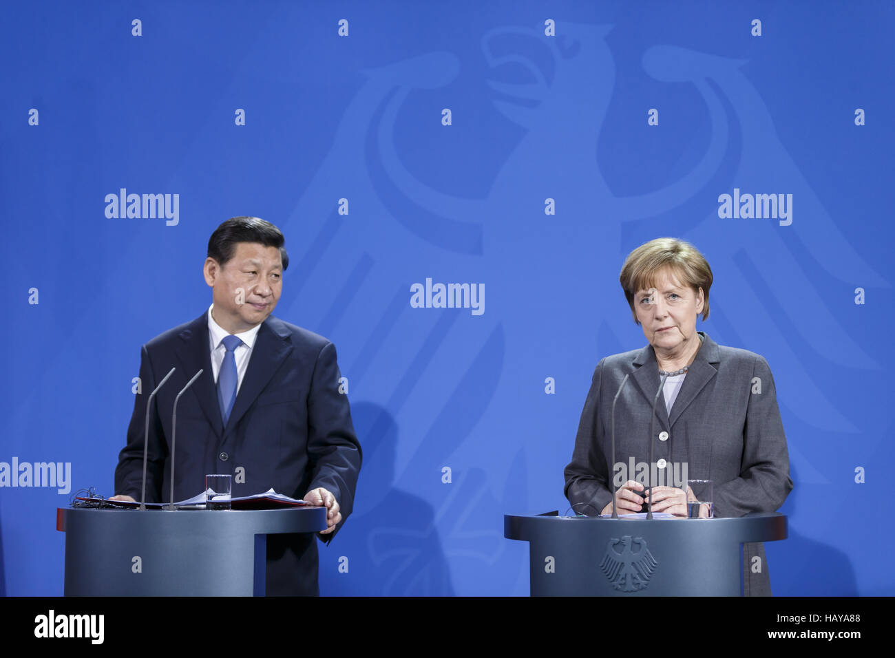 Xi Jinping meets Merkel in berlin Stock Photo - Alamy