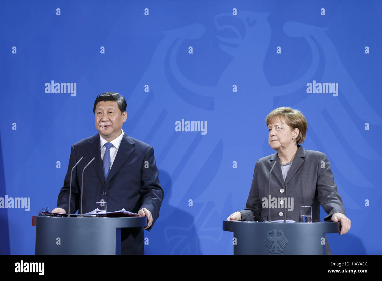 Xi Jinping meets Merkel in berlin Stock Photo - Alamy