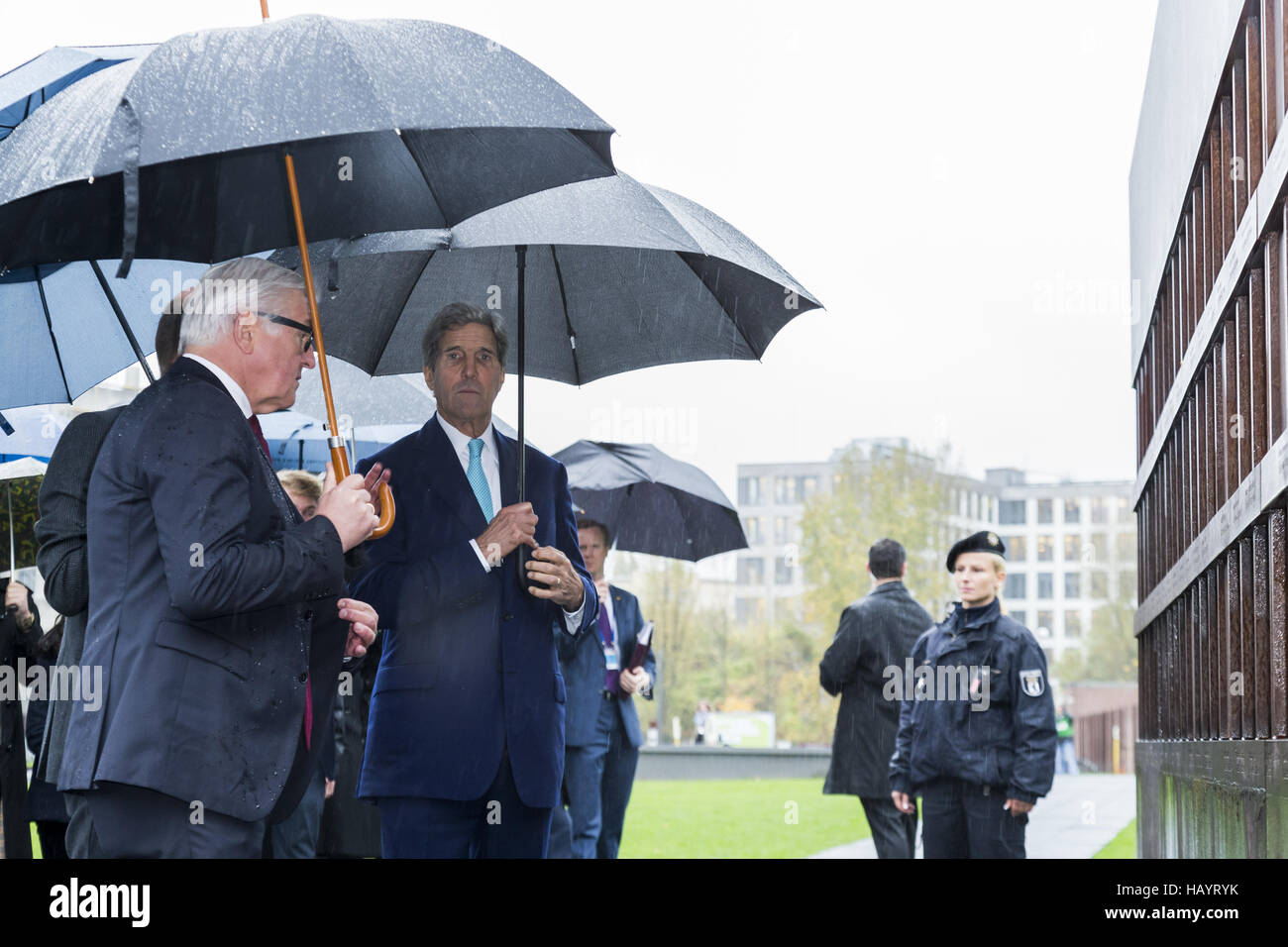 Kerry visits the Berliner Wall Stock Photo - Alamy