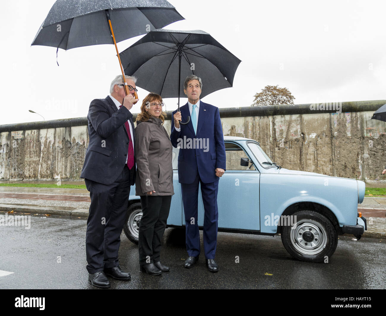 Kerry visits the Berliner Wall Stock Photo - Alamy