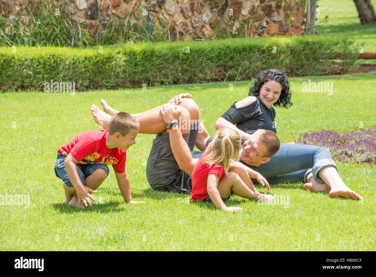 Family outside hi-res stock photography and images - Alamy