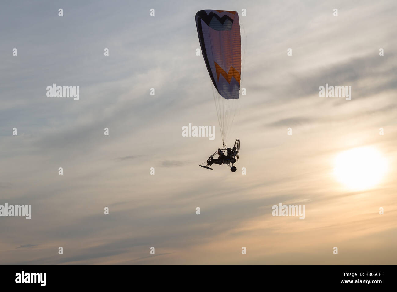 Flying paraplan hi-res stock photography and images - Alamy
