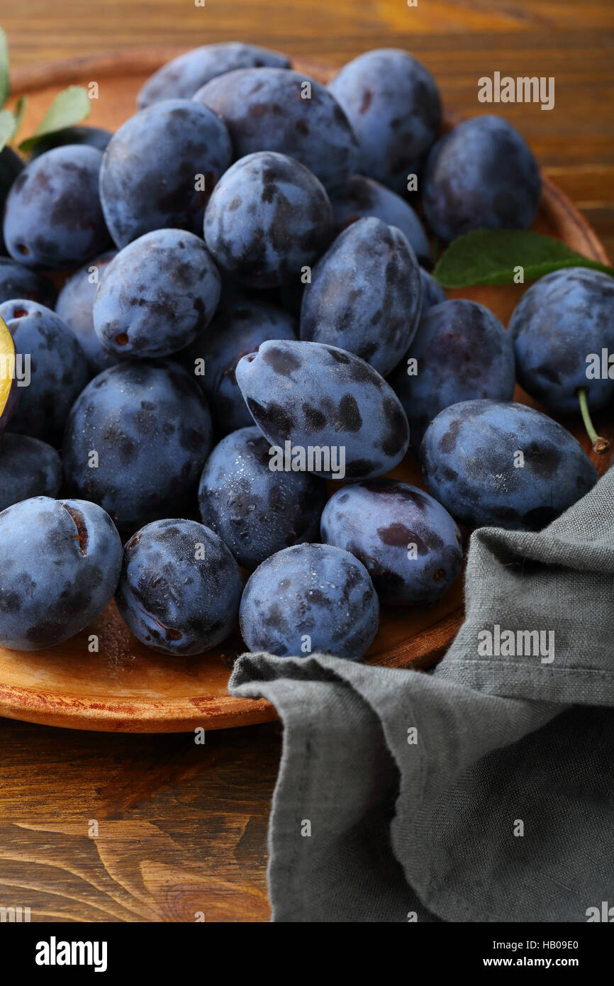 Ripe purple damson hi-res stock photography and images - Alamy
