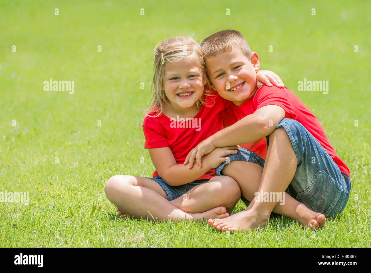 Siblings hugging each other hi-res stock photography and images - Alamy
