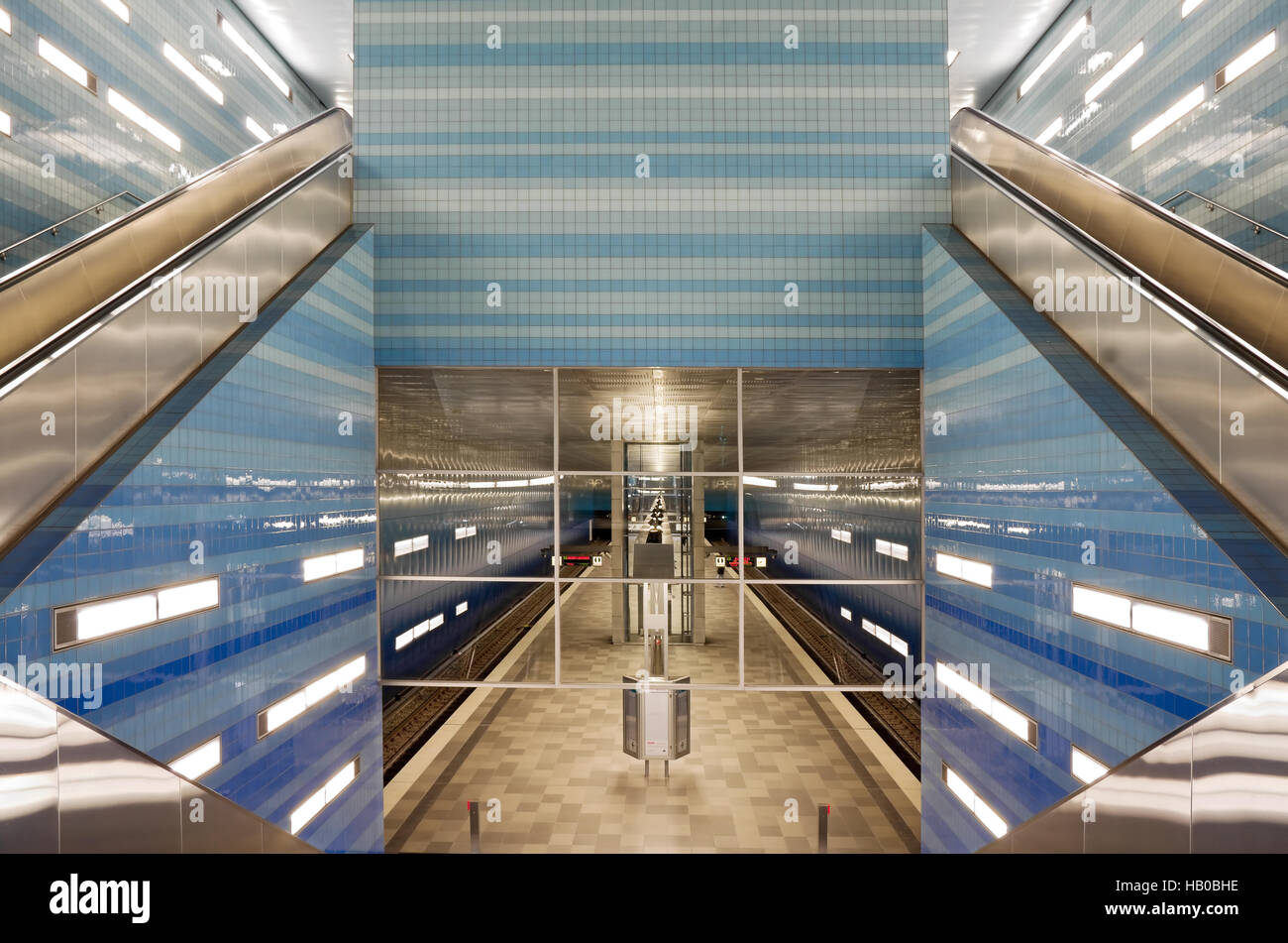 Ubahn bahnsteig hi-res stock photography and images - Alamy