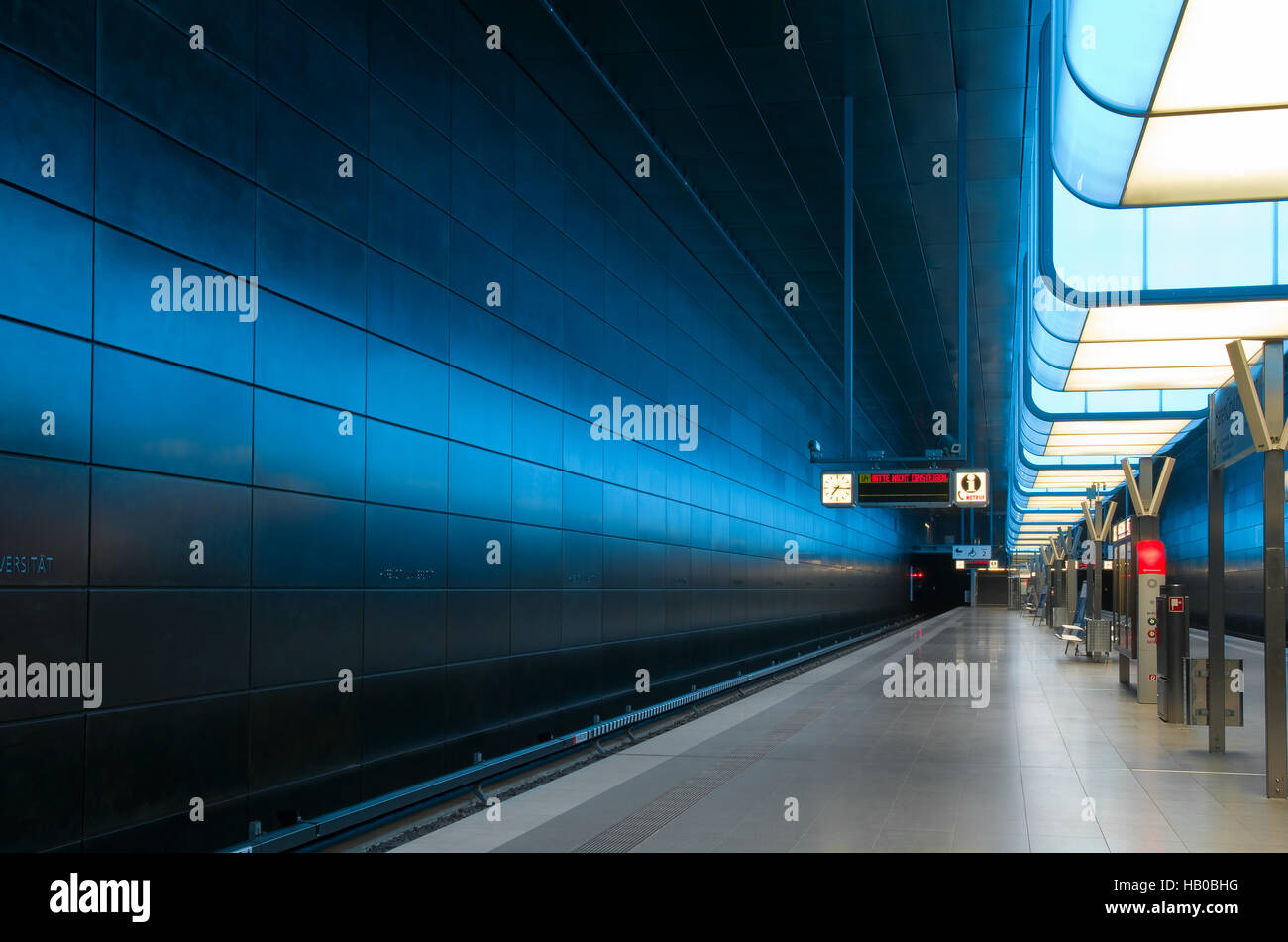 Ubahn bahnsteig hi-res stock photography and images - Alamy