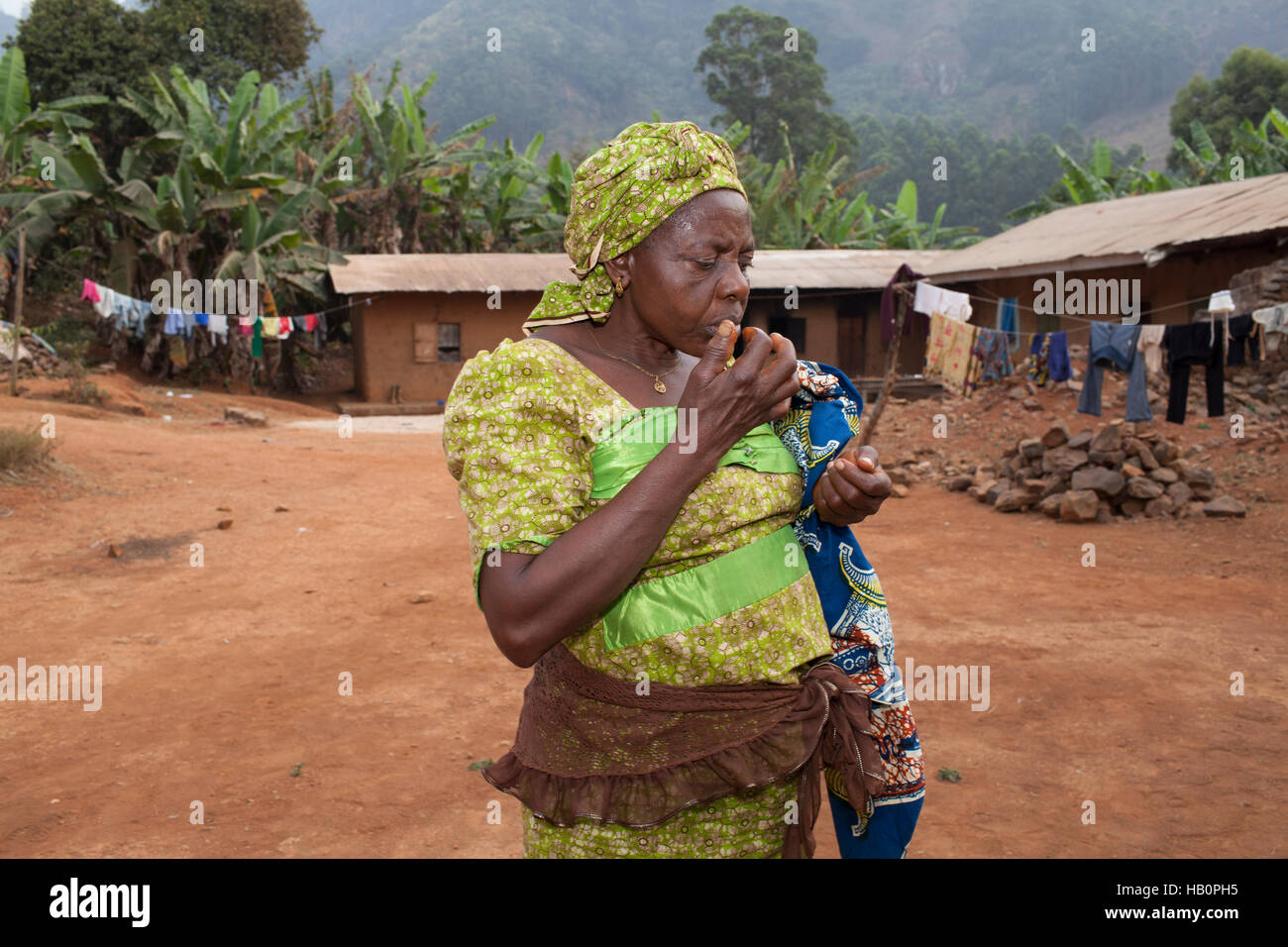 Women beekeepers West Africa Stock Photo - Alamy