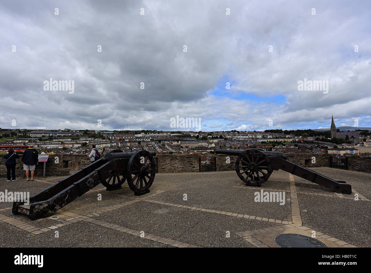 Walls of Derry, cannon gun, Londonderry, GB Stock Photo - Alamy