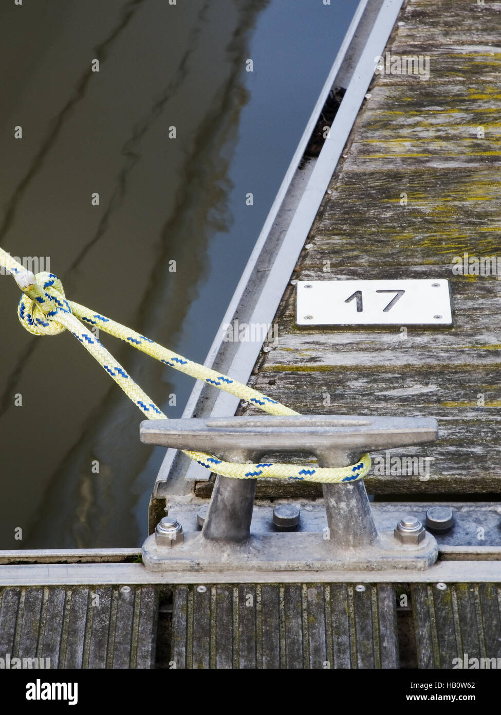cleat with rope Stock Photo - Alamy