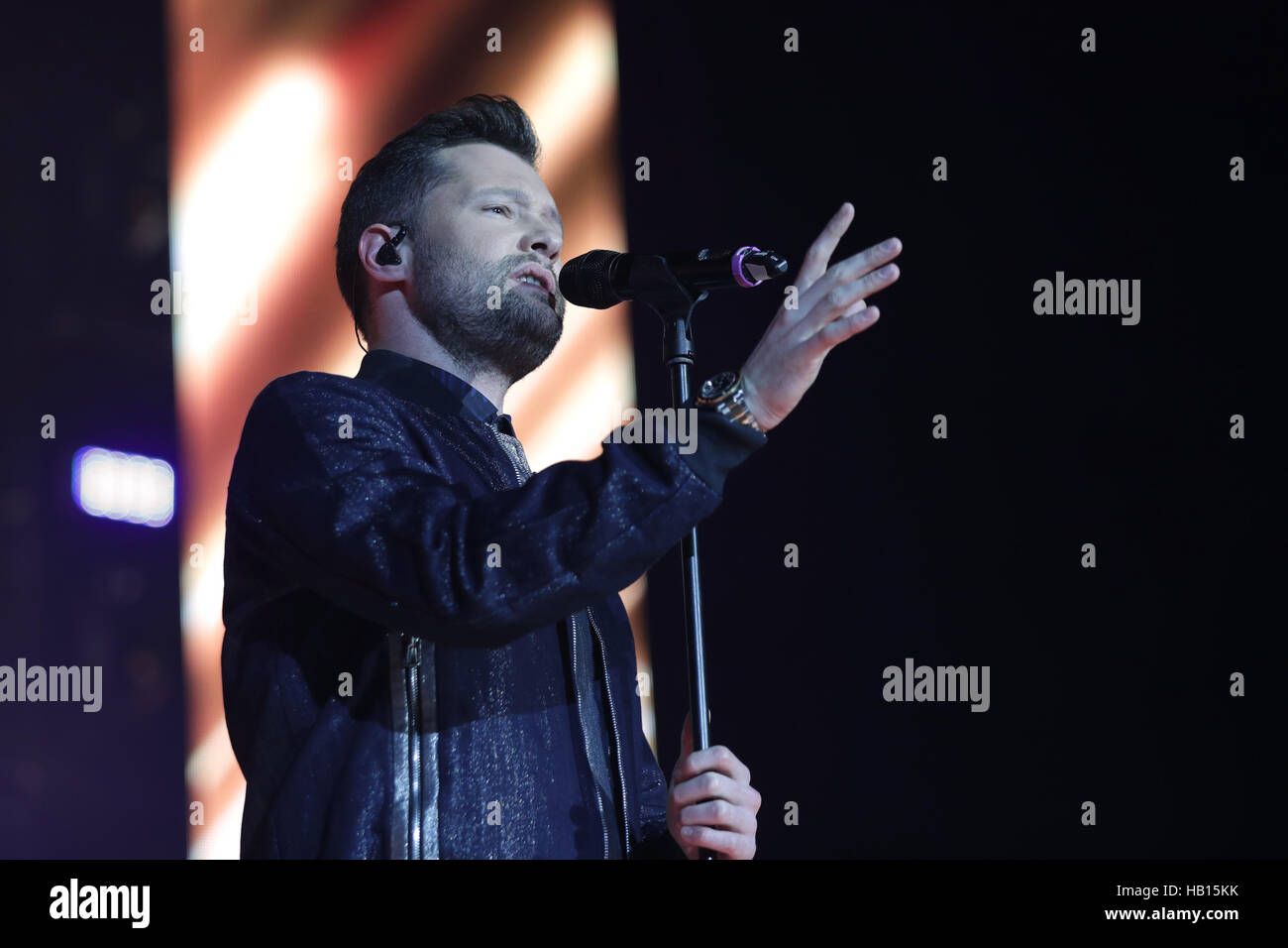 Calum scott jingle bell ball hi-res stock photography and images - Alamy