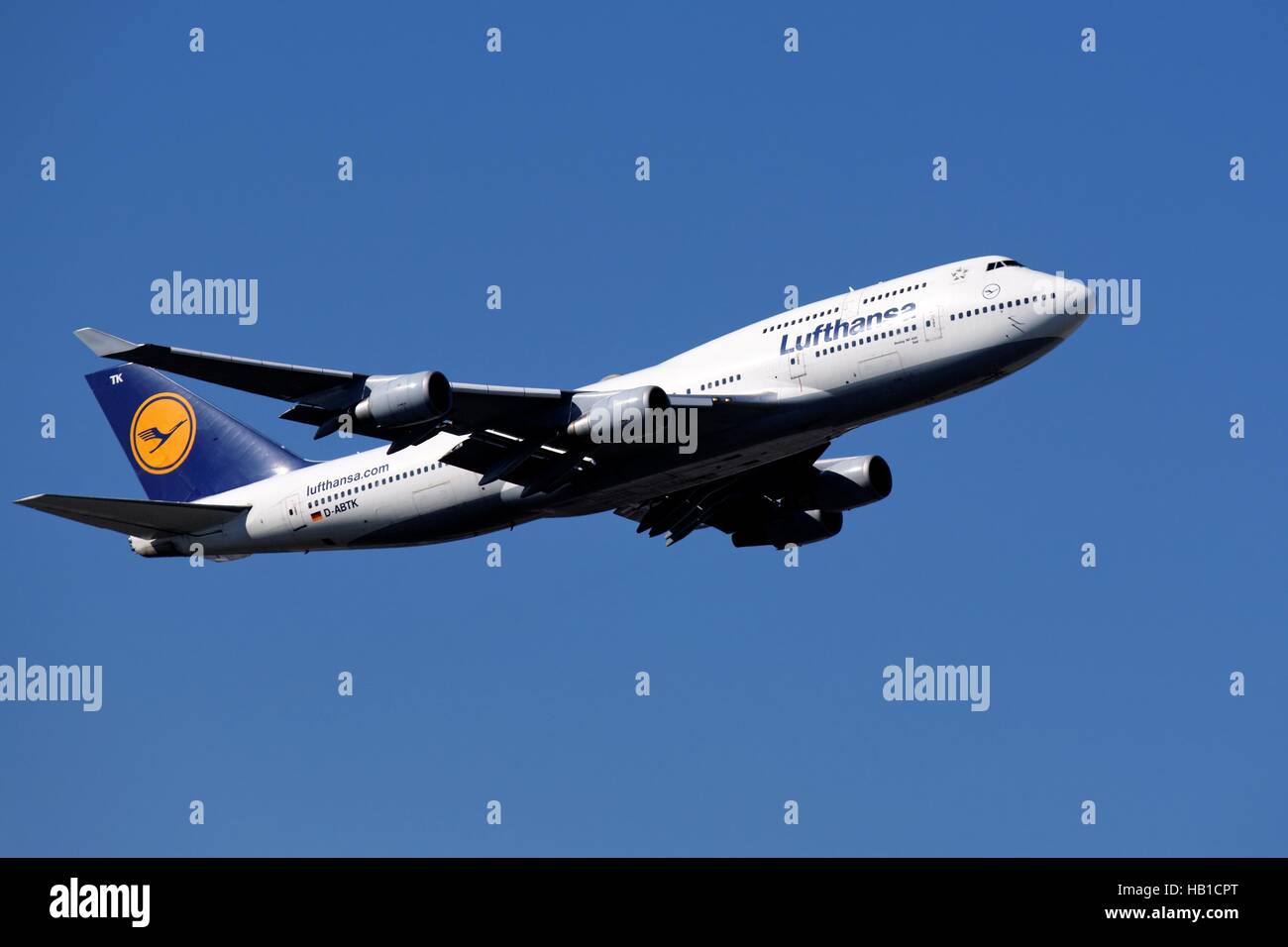Boeing 747 jumbo jet airliner cockpit hi-res stock photography and ...