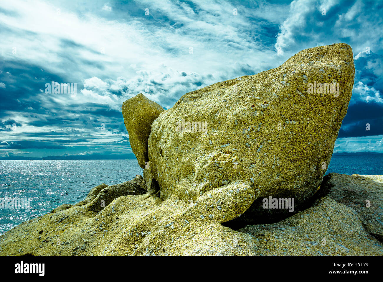 Findling am strand hi-res stock photography and images - Alamy
