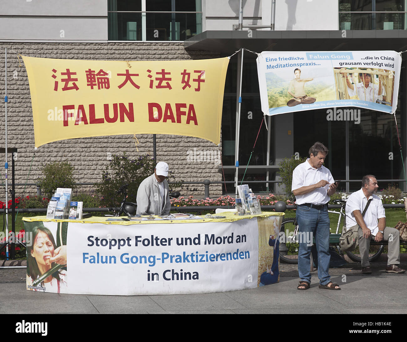 Falun gong persecution hi-res stock photography and images - Alamy