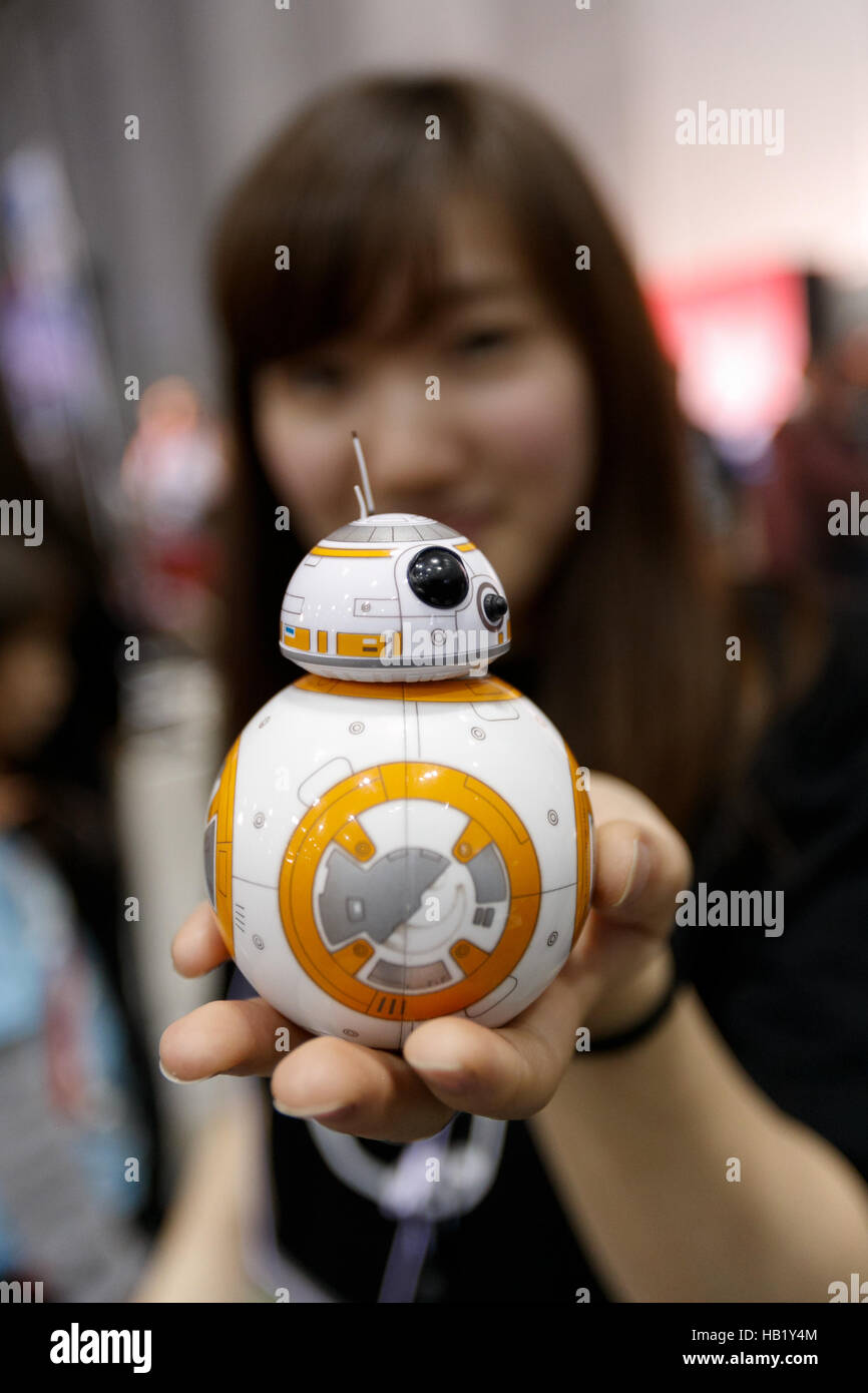 Tokyo, Japan. 3rd Dec, 2016. An exhibitor shows a Star Wars robot BB-8 during the Tokyo Comic ...
